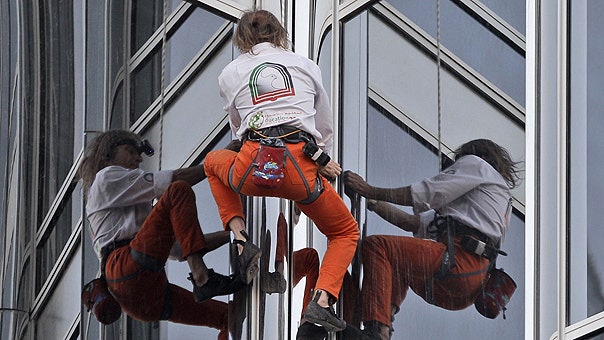 Frenchman Climbs World's Tallest Tower | Fox News