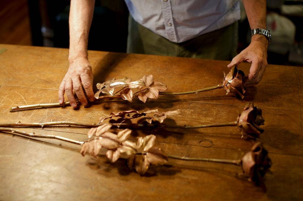 Argentine goldsmith creates roses from Falklands war weapons | Fox News