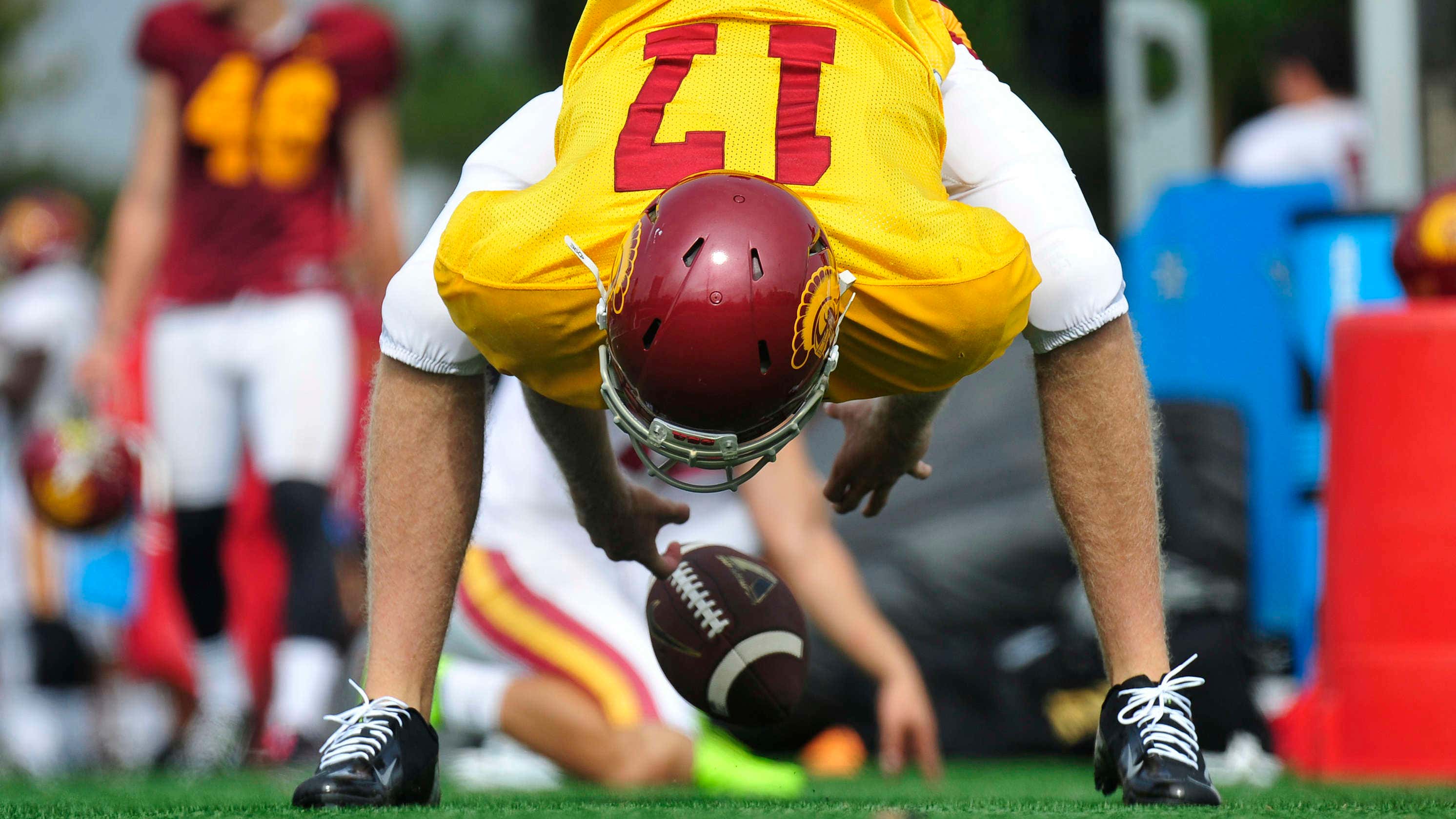 Blind long snapper takes practice field at USC | Fox News