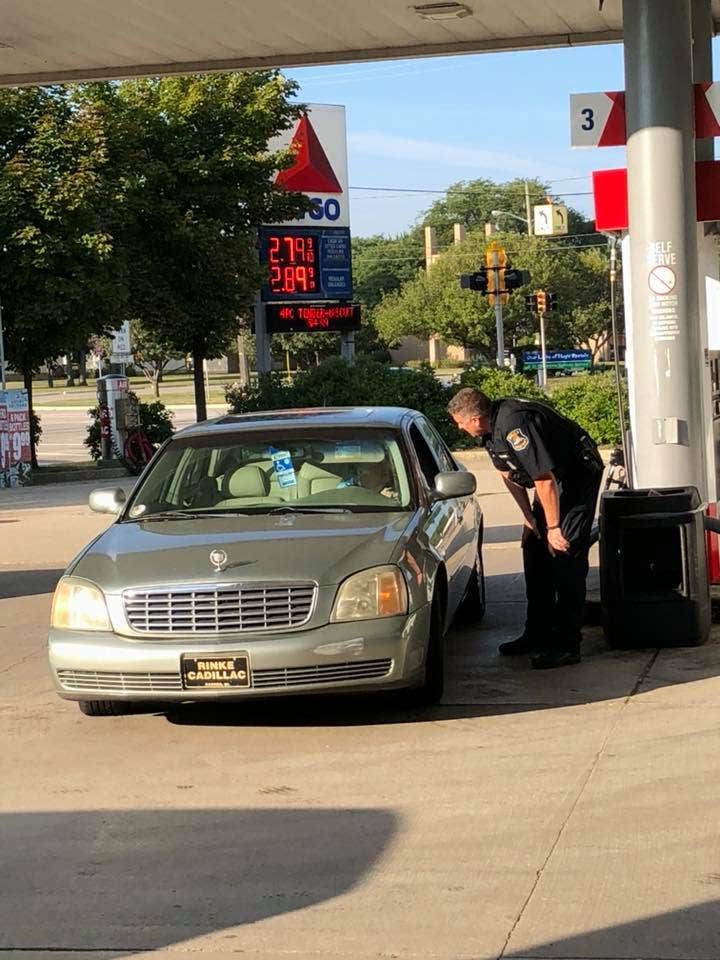 Police Officer Pumps Pays For Elderly Woman S Gas Viral Facebook Post