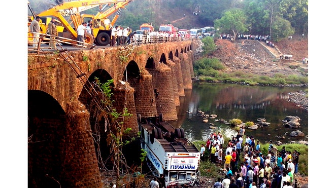 Bus falls off bridge in India, killing at least 37 | Fox News