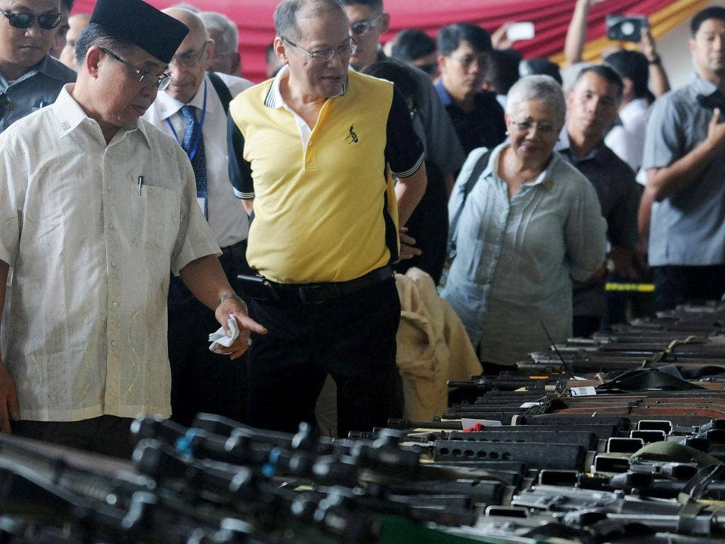 Filipino Muslim rebels hand over assault weapons as gesture to ...