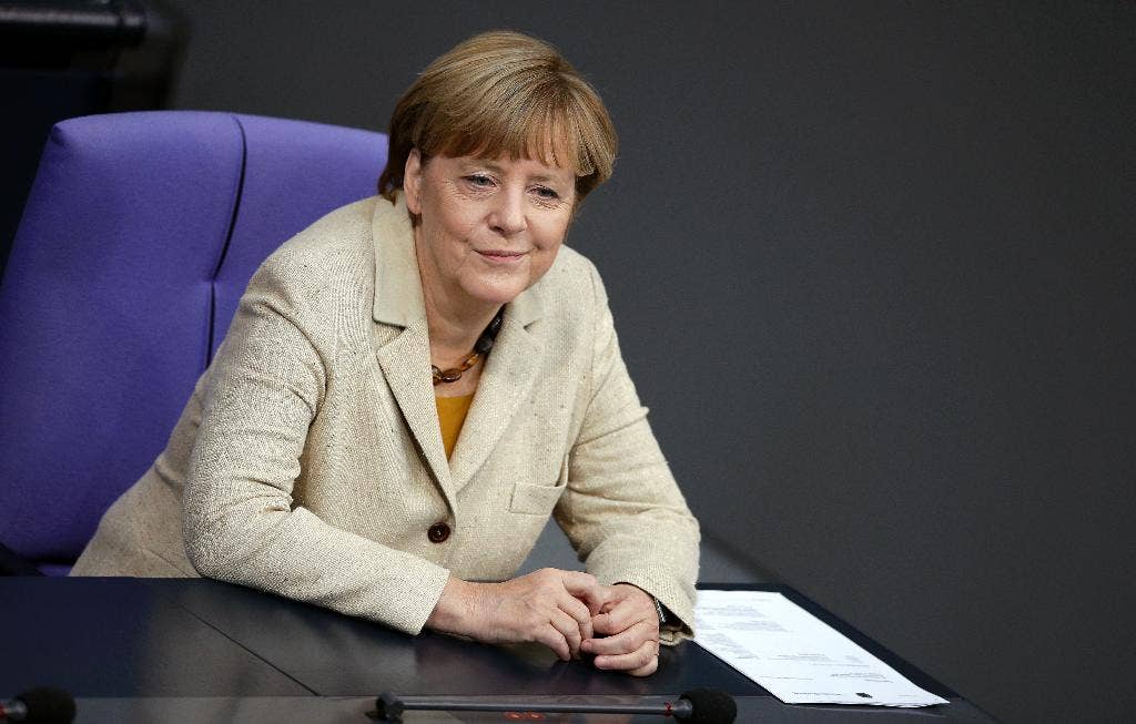 Poll suggests migrant crisis knocks popularity of Germany's Merkel, but ...