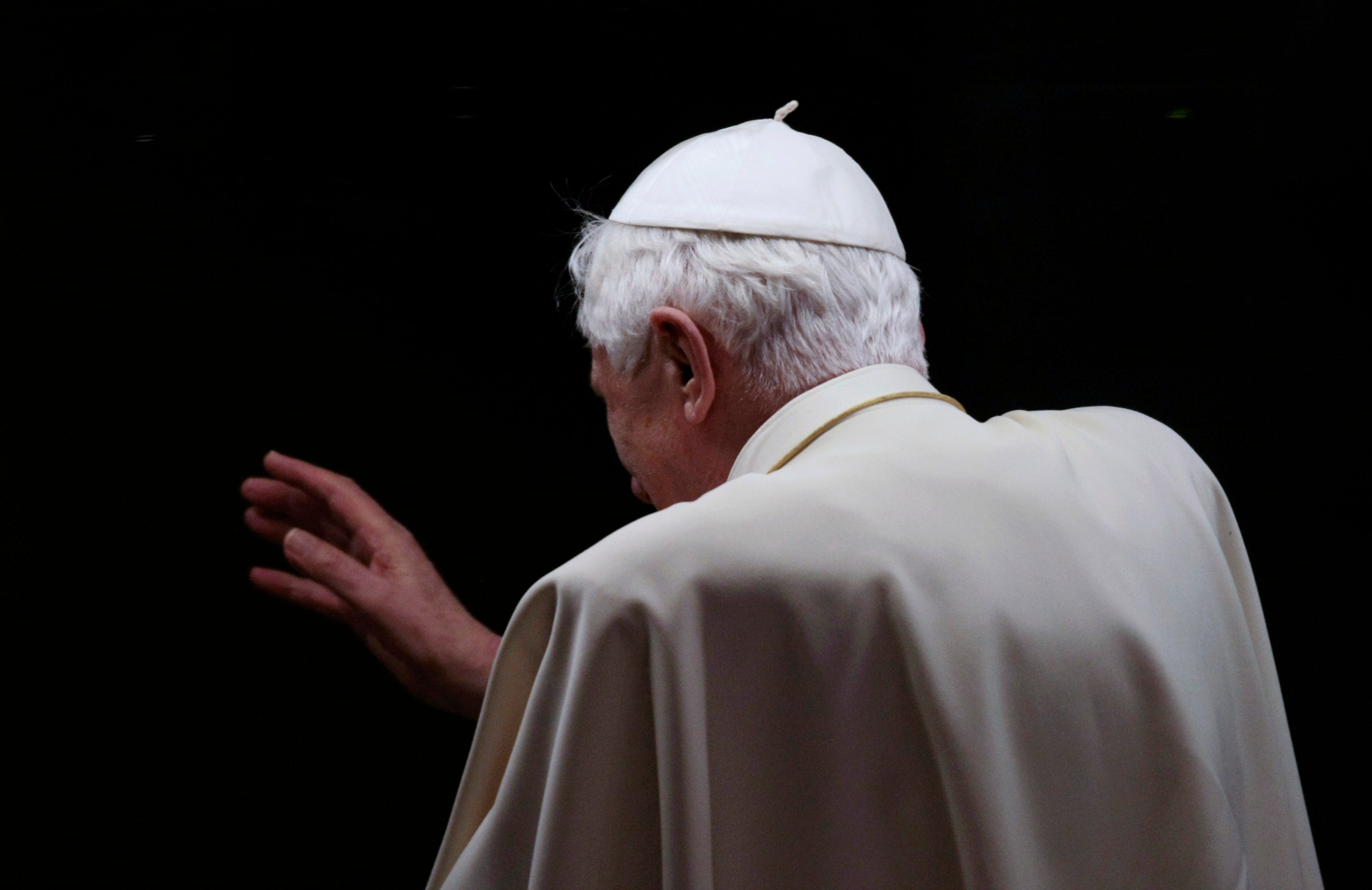 Pope resigns in bombshell announcement, sending troubled church ...