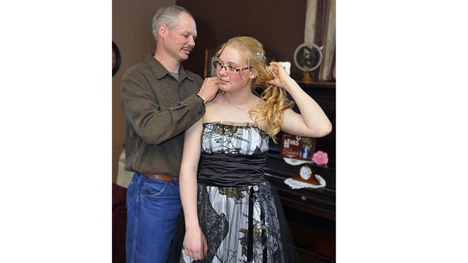 Military dad makes daughter a camouflage prom dress | Fox News