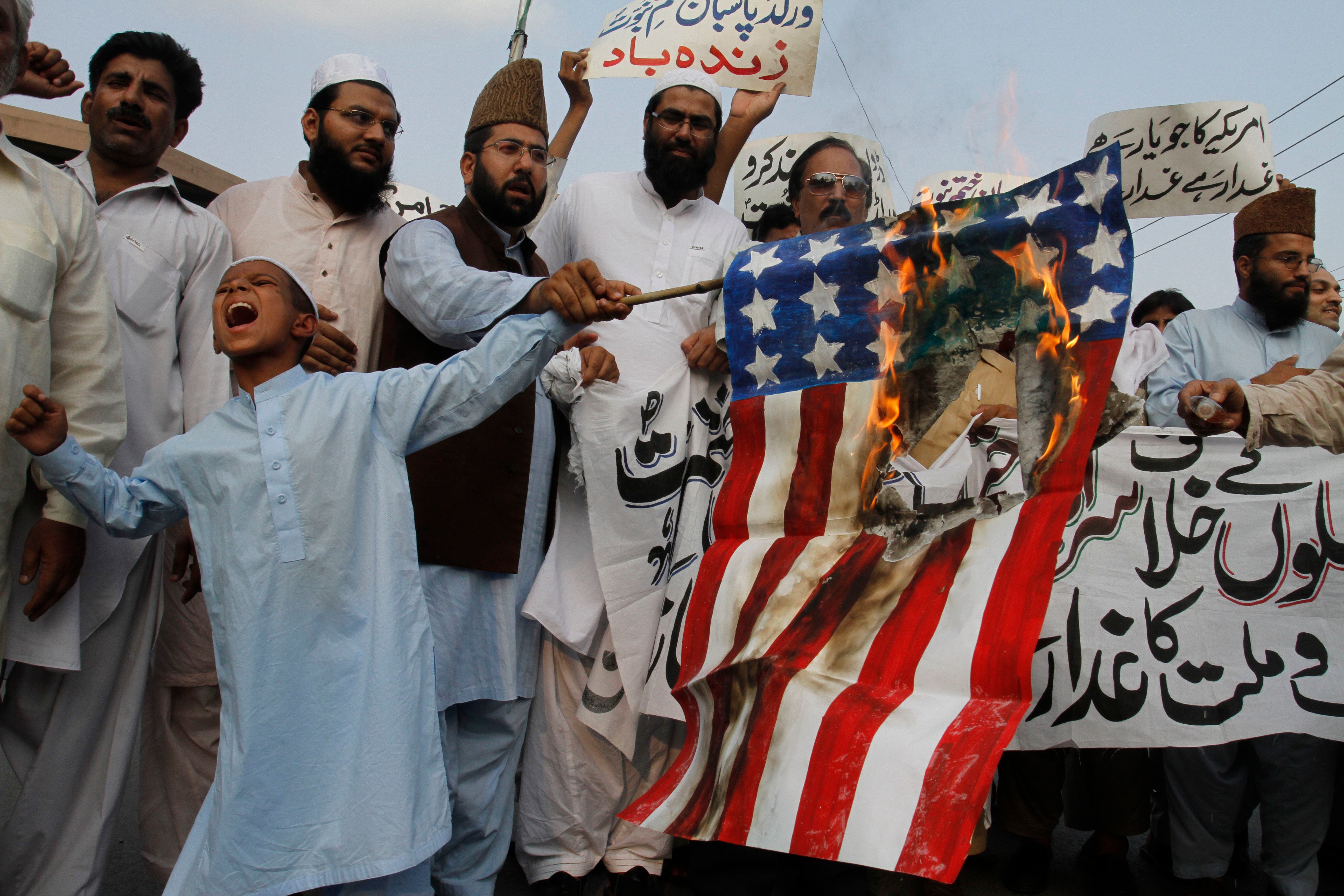 Protester dies after inhaling fumes from burning American flag | Fox News
