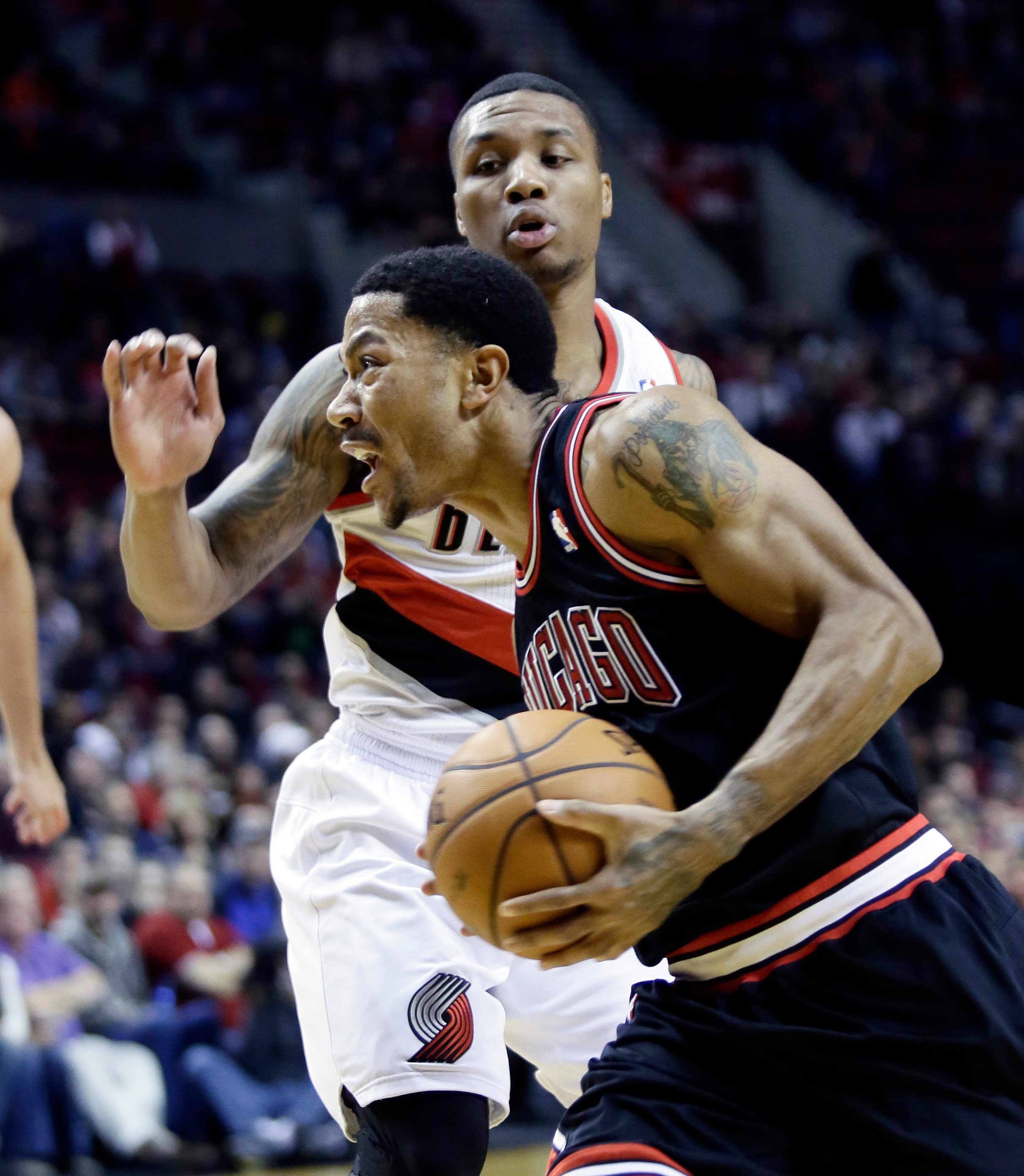 Chicago Bulls guard Derrick Rose leaves game with injured right knee ...