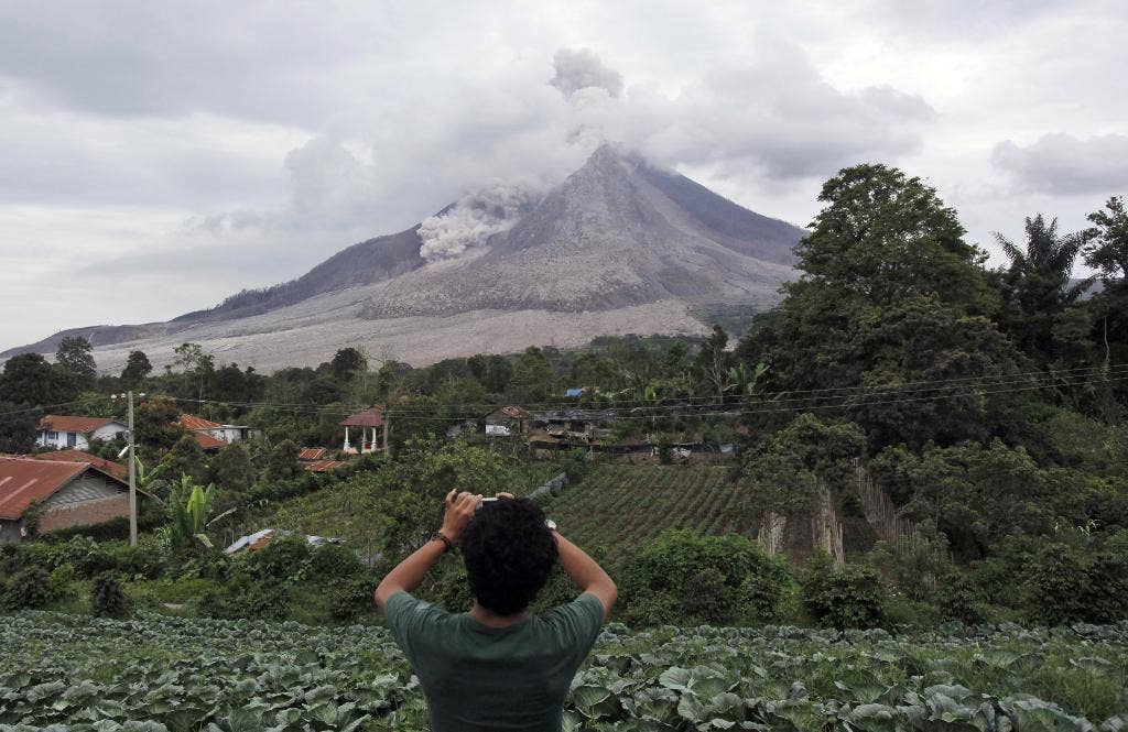 Volcano on Indonesia's Sumatra unleashes burst of hot ash down slopes ...