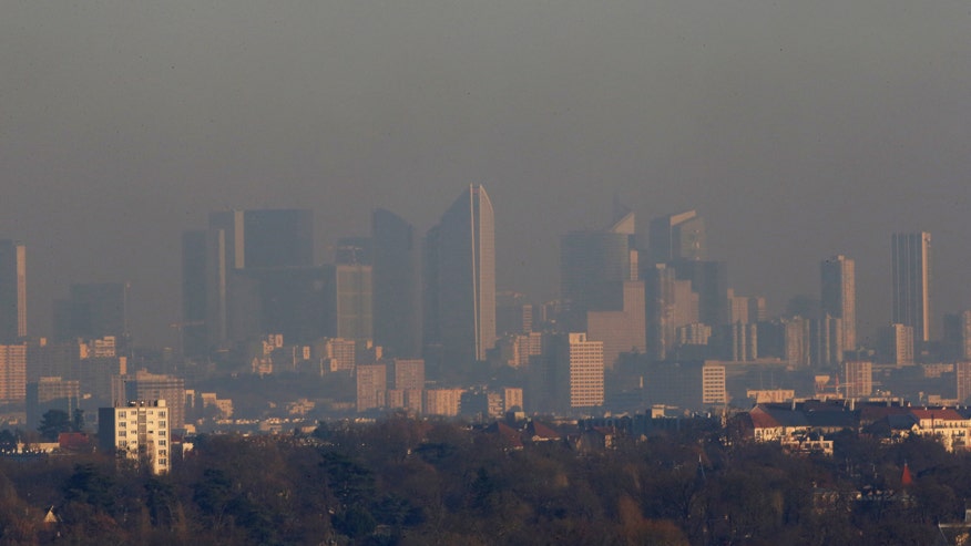 Paris takes cars off the streets as smog cloud covers the city | Fox News