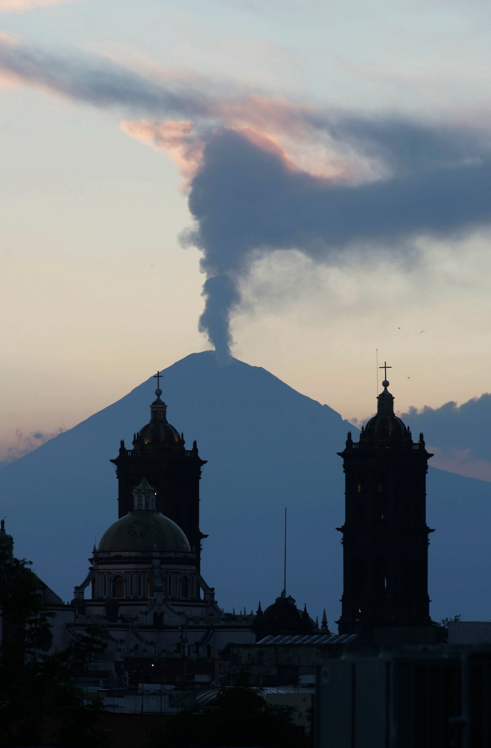 Mexican volcano hurls hot rock half-mile into sky | Fox News