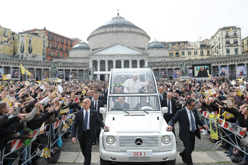 Pope finally gets his pizza --albeit hand-delivered to his vehicle ...