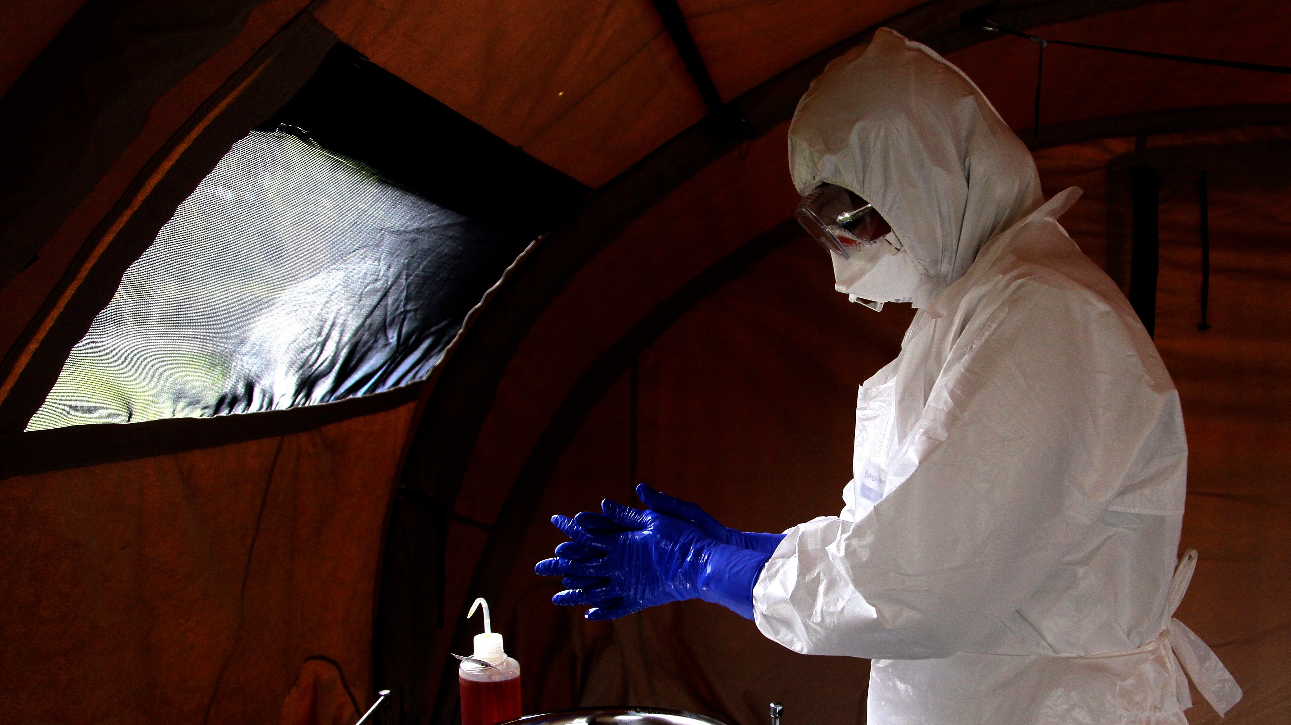 Cuban doctor fighting Ebola in Sierra Leone diagnosed with disease ...