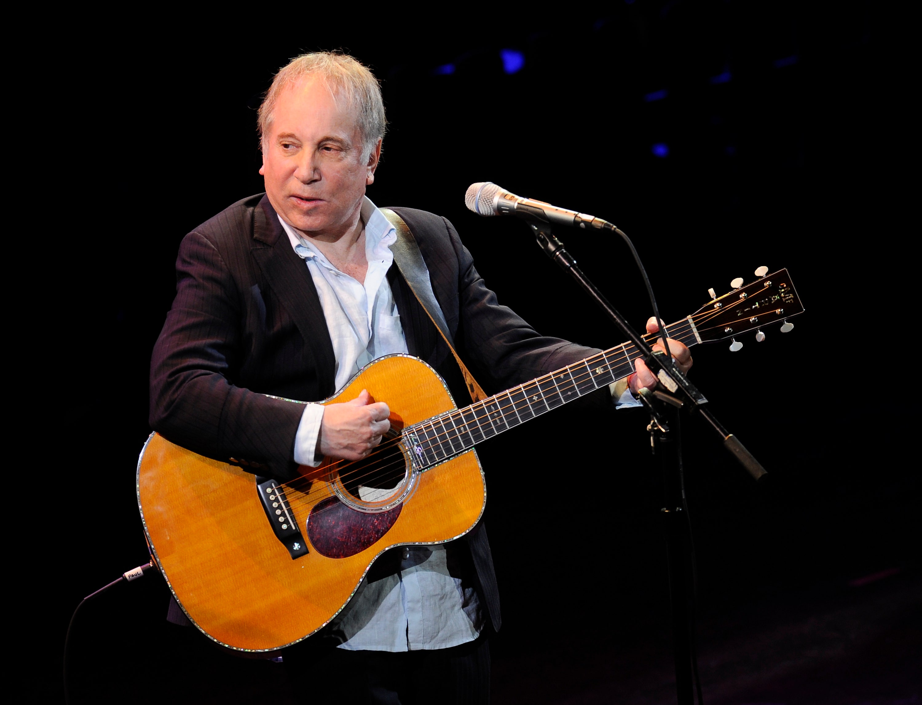 Paul Simon performs, makes 1st public appearance since arrest at NYU ...