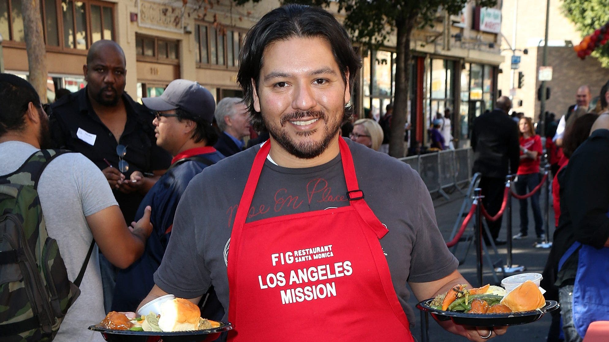 Los Angeles Mission feeds 4,000 for Thanksgiving with a little help ...