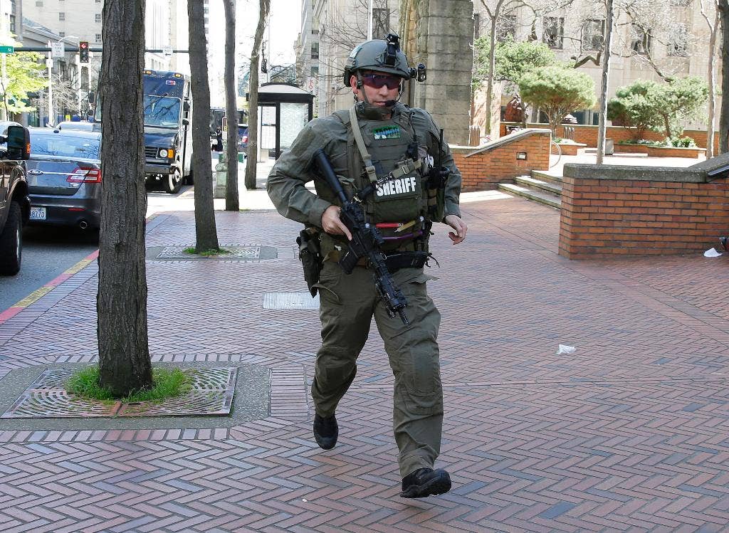 Police: 2 officers shot responding to robbery in Seattle | Fox News