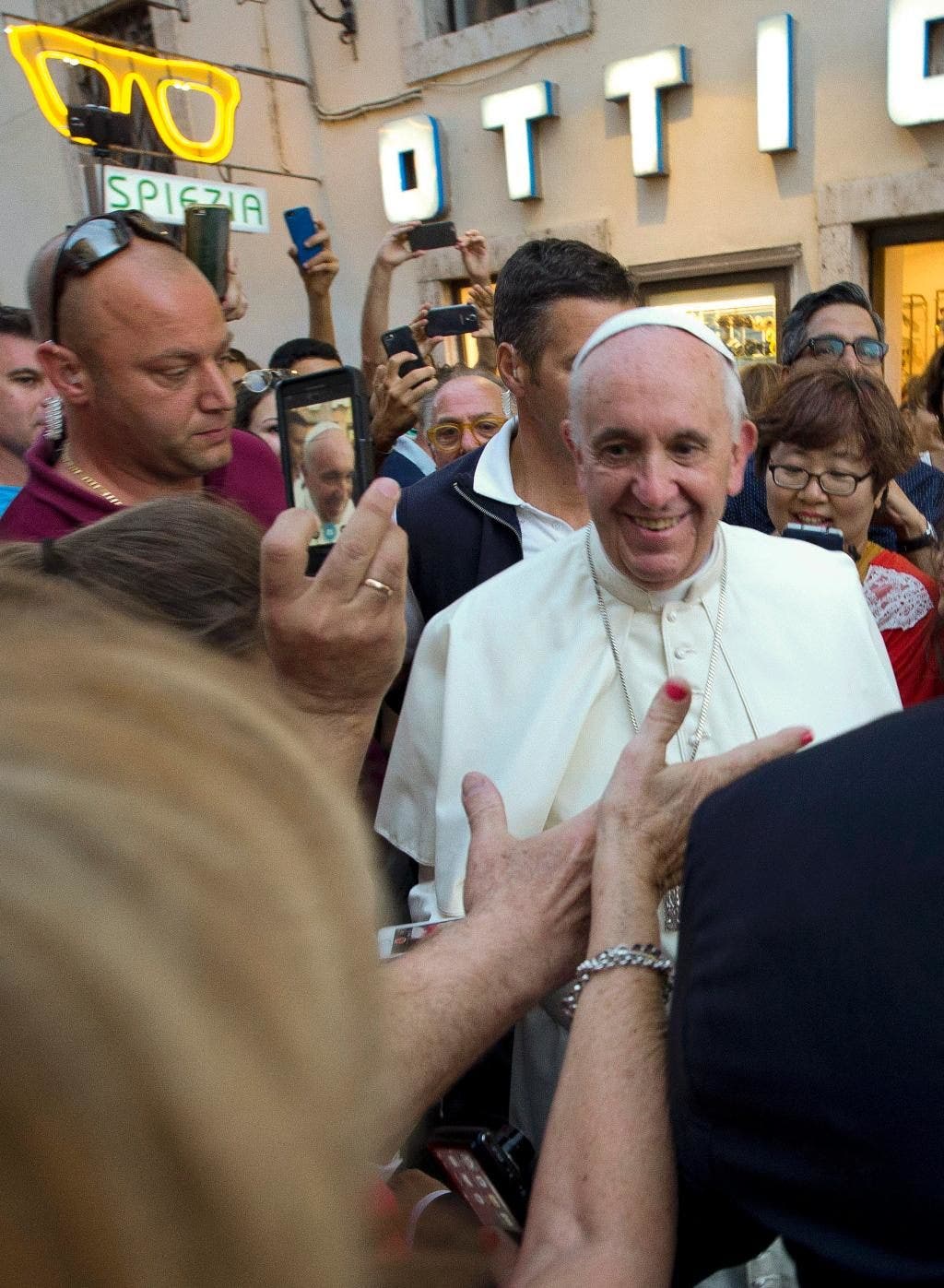 Pope pops out of Vatican, stops to get new glasses at swank Rome ...