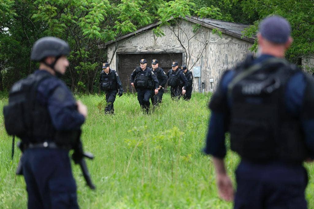 Sweep in small town for 2 escaped killers comes up empty; increased ...