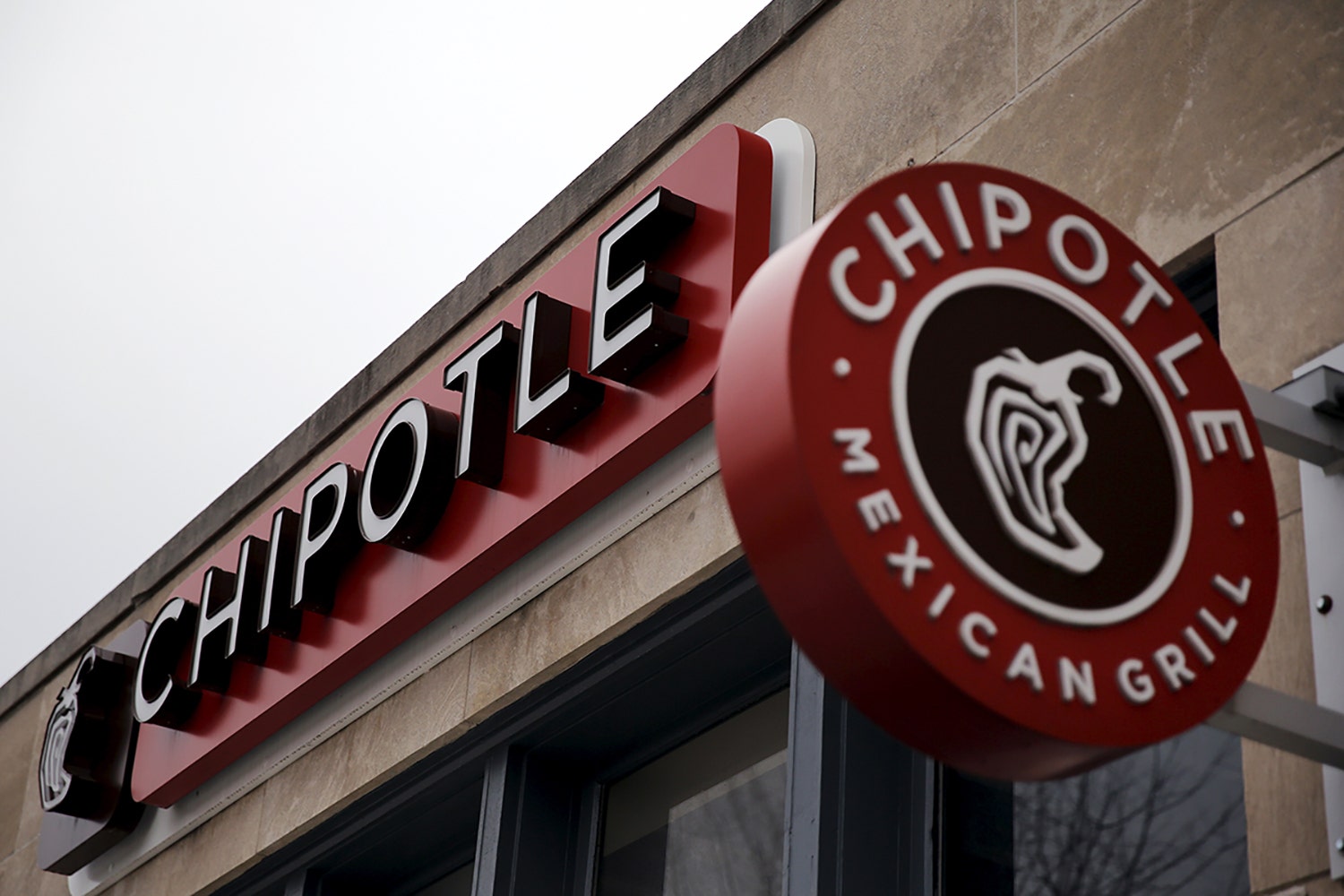 Chipotle says sick workers may have caused food poisoning outbreak ...