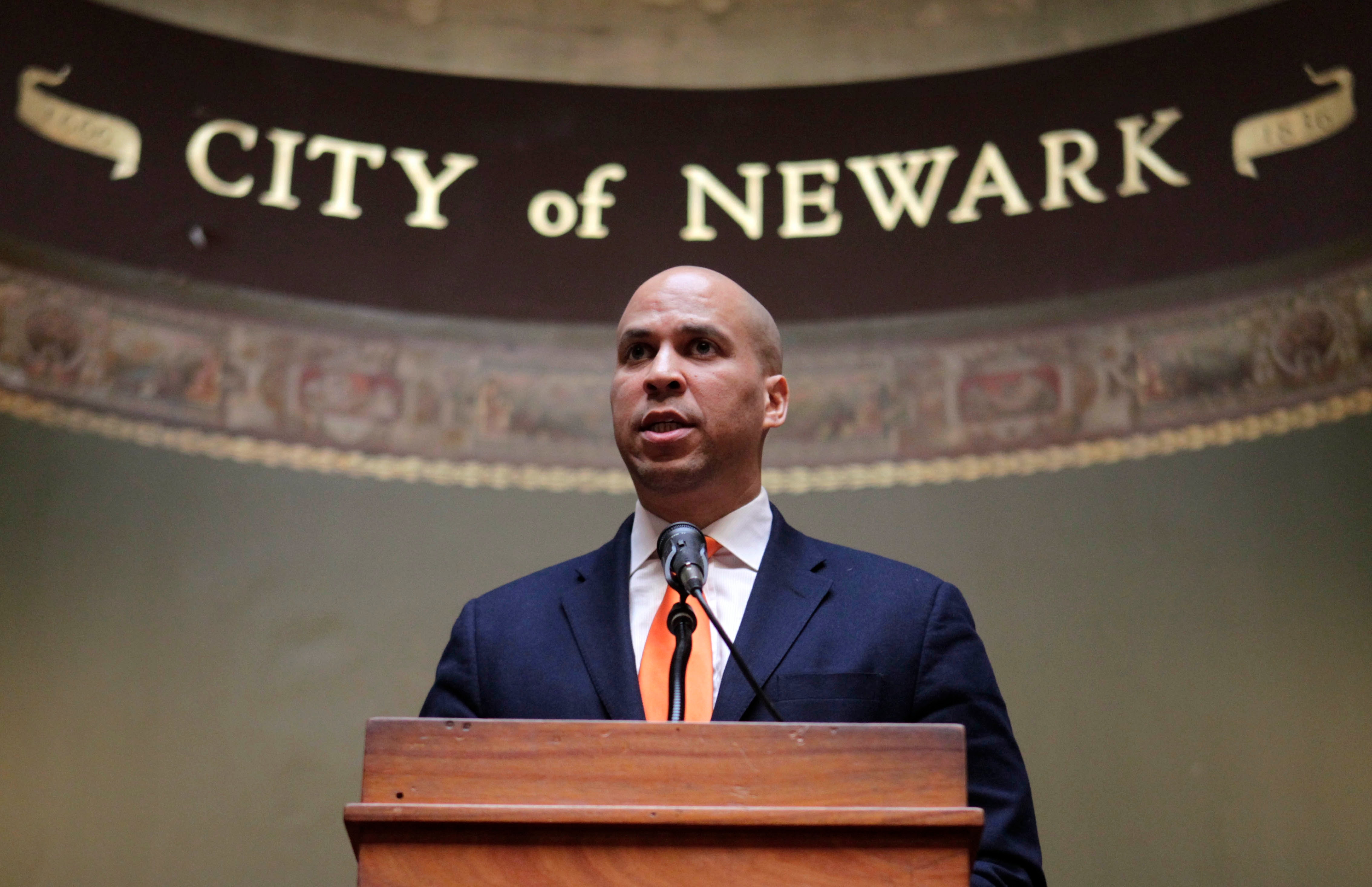 New Jersey mayor Booker treated after helping at fire | Fox News