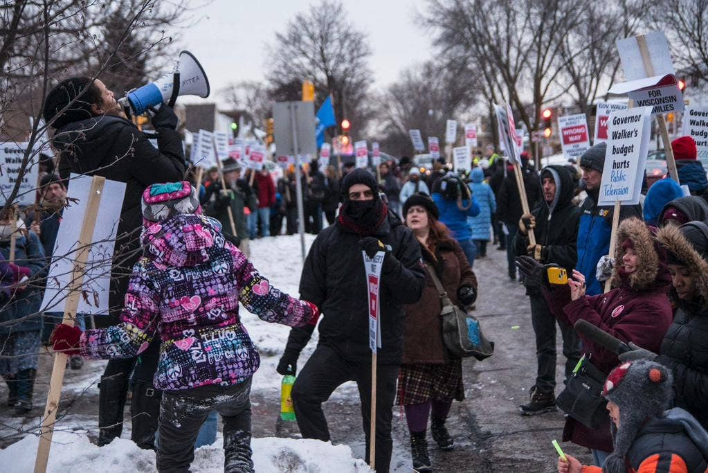 Union mob protests at Scott Walker's parents' house | Fox News