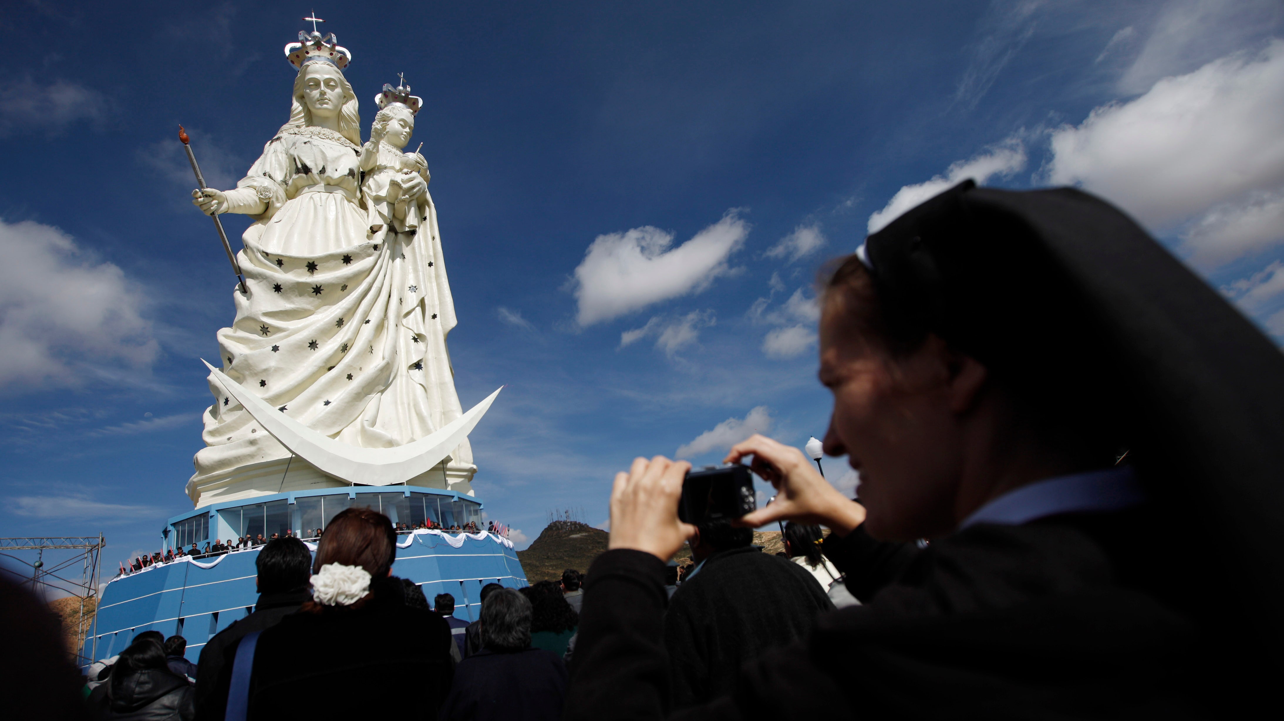 Bolivia Erects Virgin Statue That Rivals Rio de Janeiro's Christ the ...