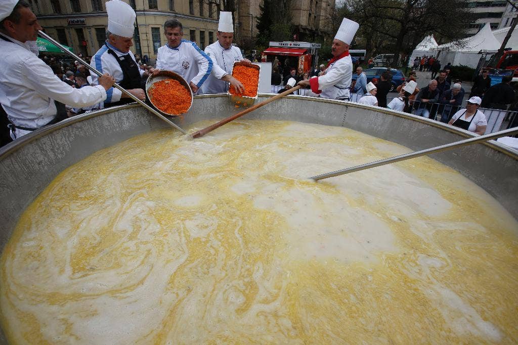 Bosnian cooks hope to break Guinness World Record for biggest chicken ...