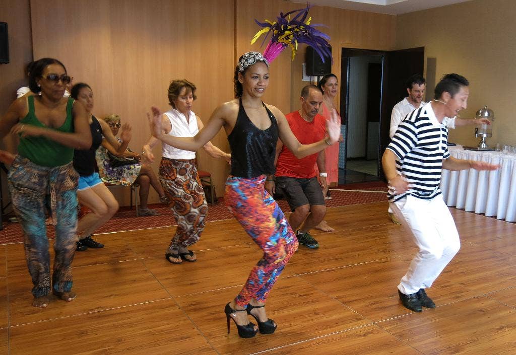 Foreigners in Rio take crash course in samba as part of Carnival ...