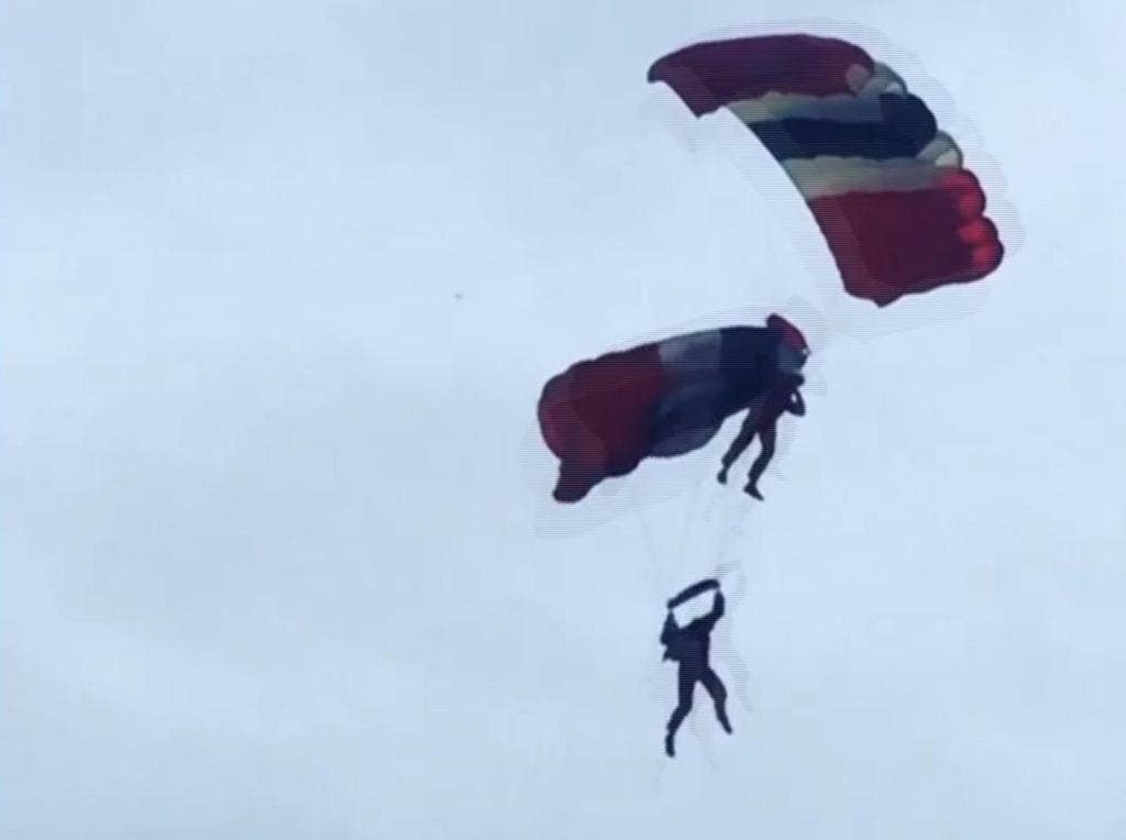 Lucky Break: Teammate saves fellow serviceman after his parachute fails ...