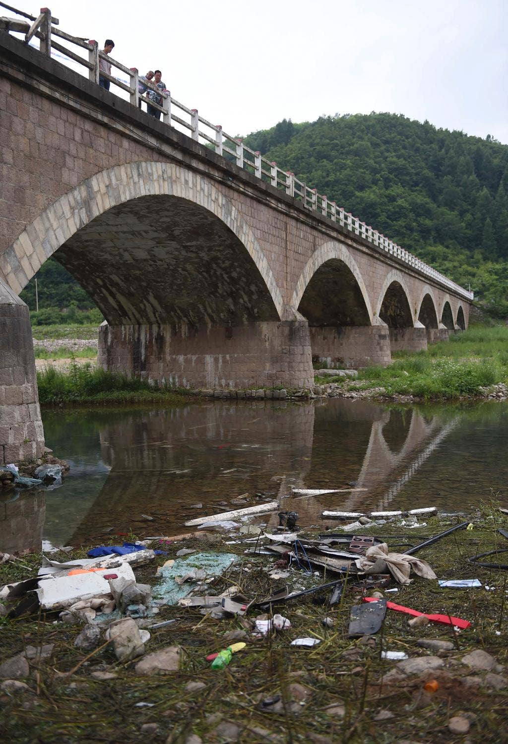 Bus falls off bridge in northeastern China, killing 10 South Koreans ...