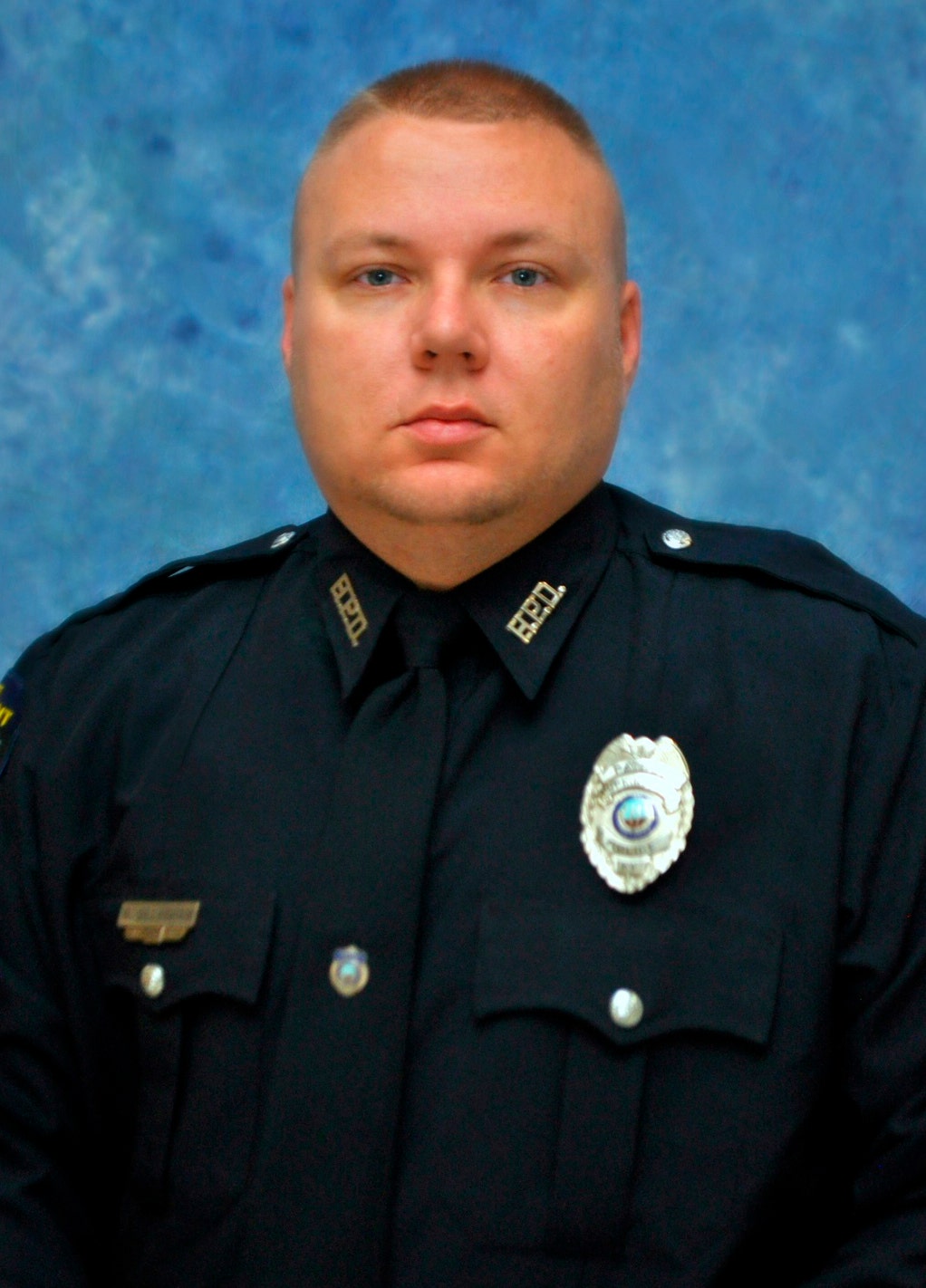 Off-duty Kentucky officer fatally shot, manhunt continues | Fox News