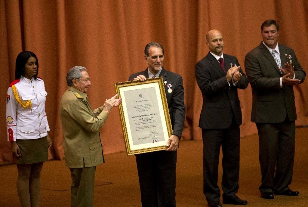 Raul Castro honors 'Cuban Five' intelligence agents freed by United ...