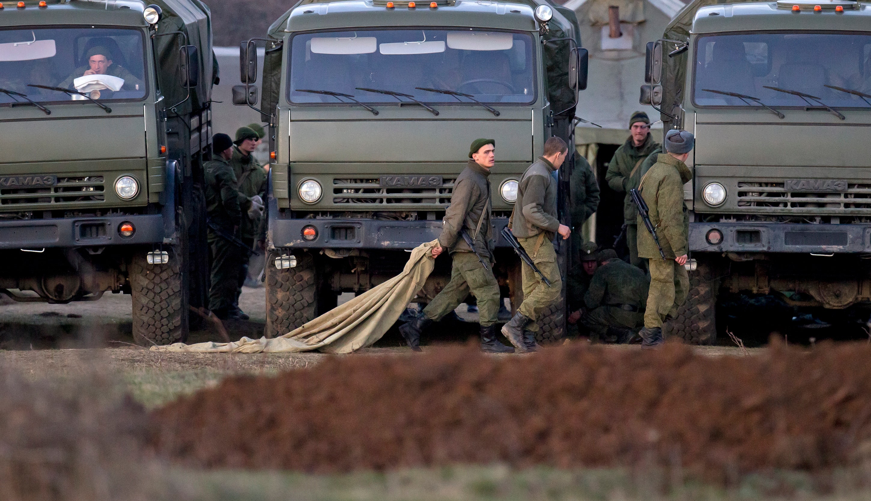 Russian forces cross Crimea border to seize gas plant on eve of ...