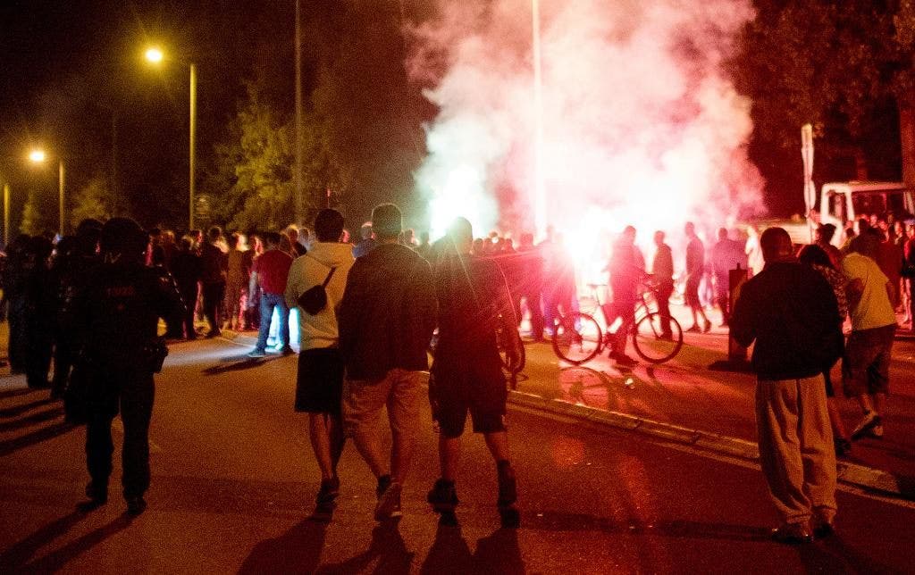 German government harshly condemns right-wing riots in front of asylum ...