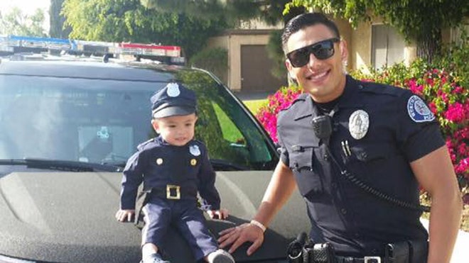 Hot cop becomes Internet sensation after he takes picture with cute ...