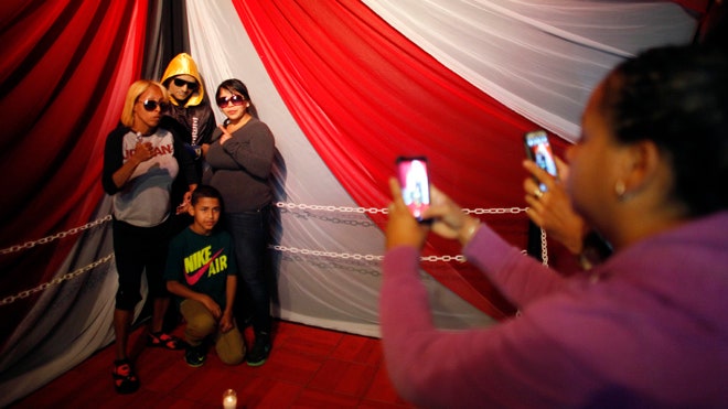 Family props up, poses with dead boxer in ring | Fox News