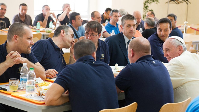 Pope Francis Surprises Vatican Workers By Lunching In Their Cafeteria ...