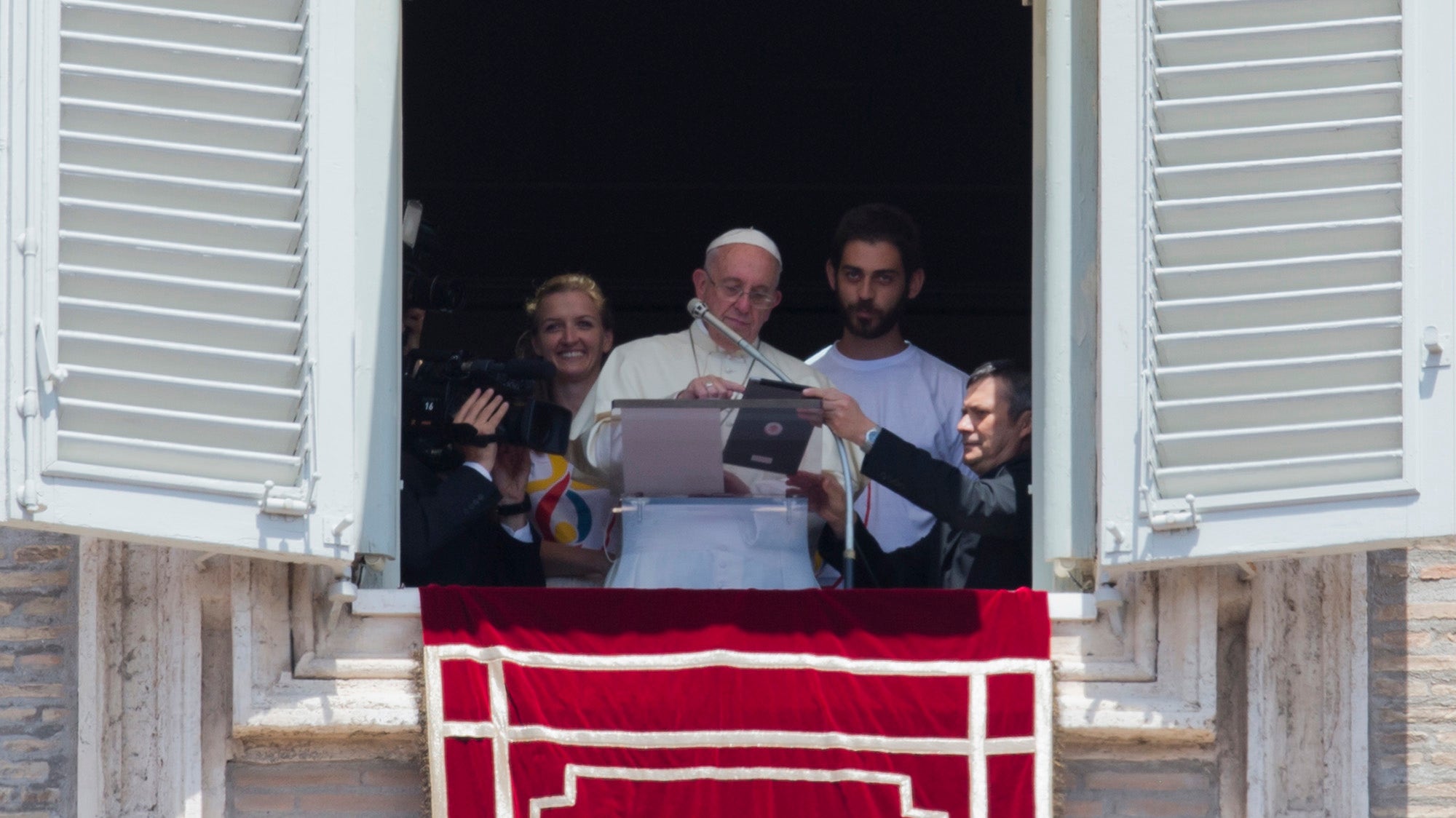 Tech-savvy Pope Francis signs up for World Youth Day using tablet | Fox ...