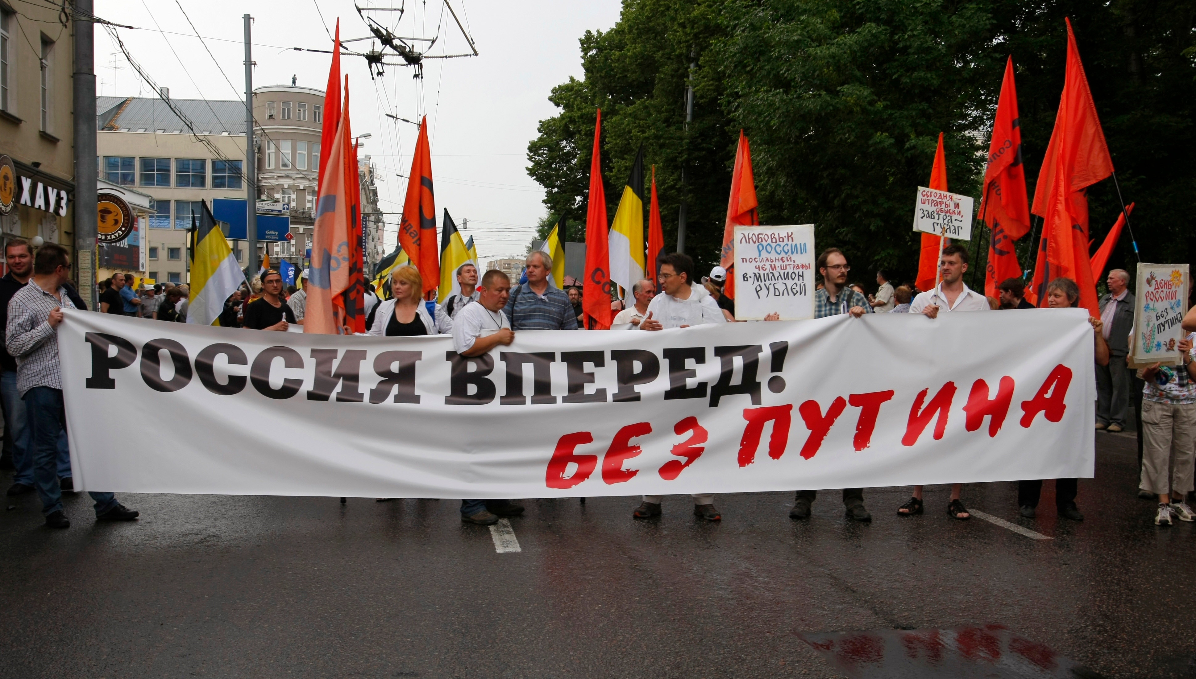 Protesters reference Stalin as thousands gather to protest Putin's rule ...