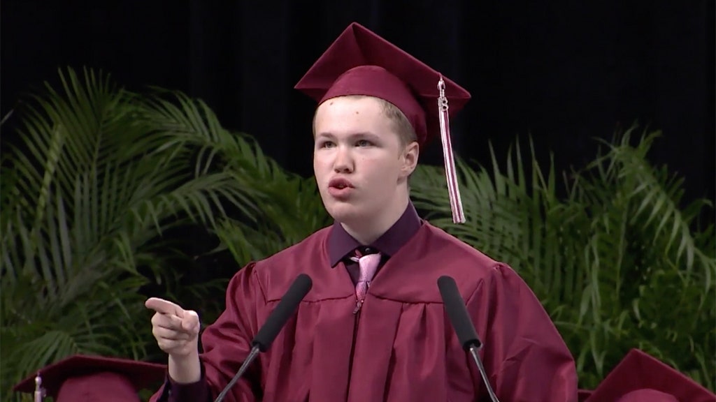 Teen with autism delivers moving graduation speech | Fox News