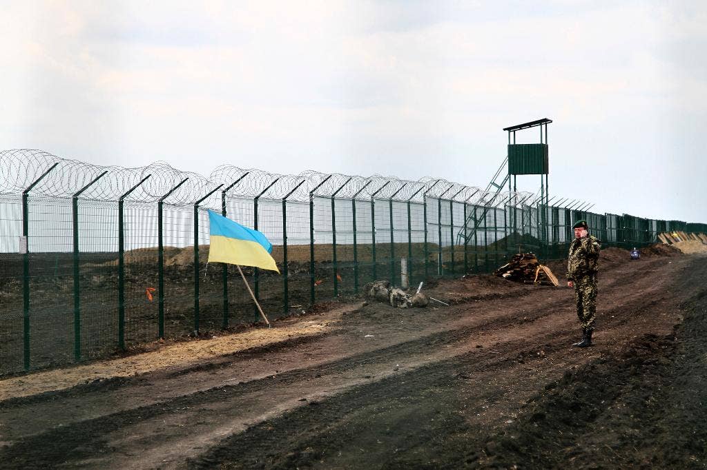 As Ukraine erects defensive fence on Russian border, critics fear ...
