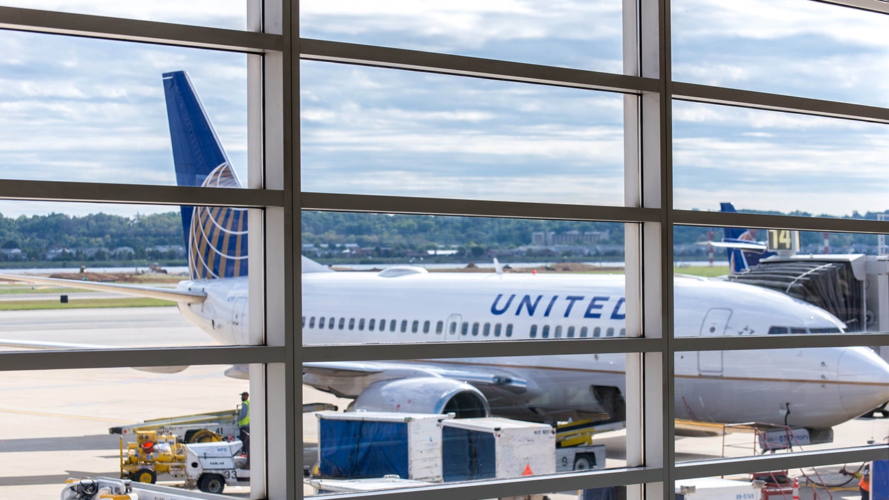 Passengers evacuate United Express flight via emergency slide after ...