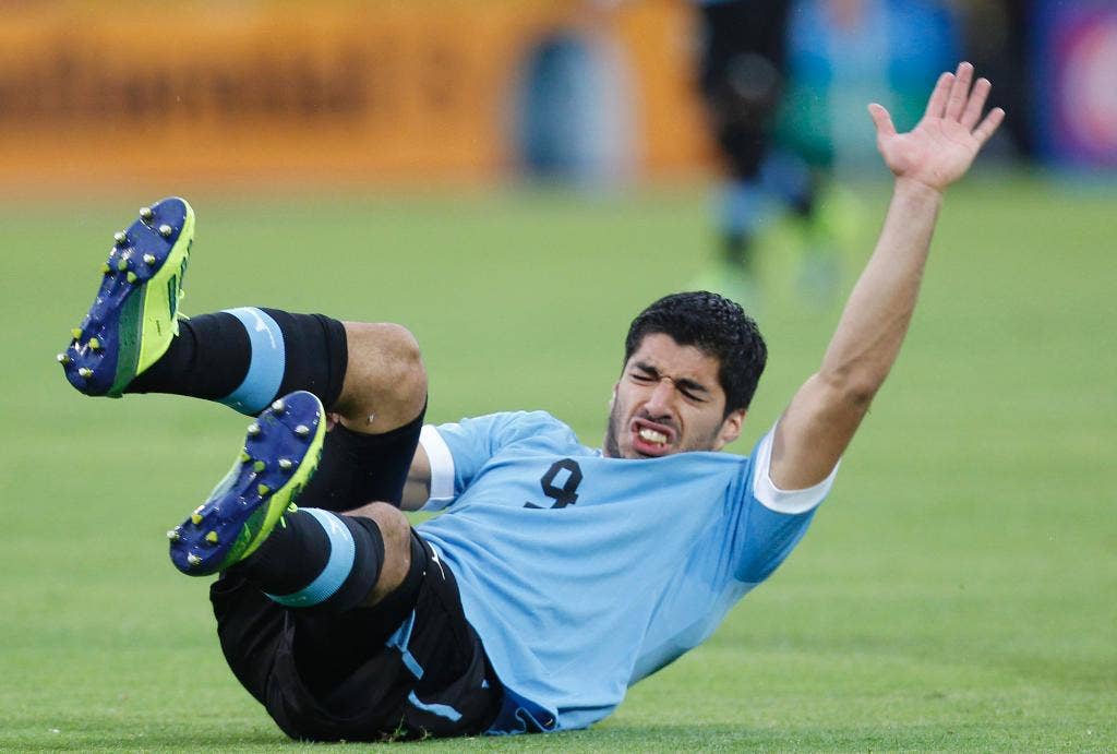 Uruguay's Luis Suarez has knee surgery; star striker expected to be ...