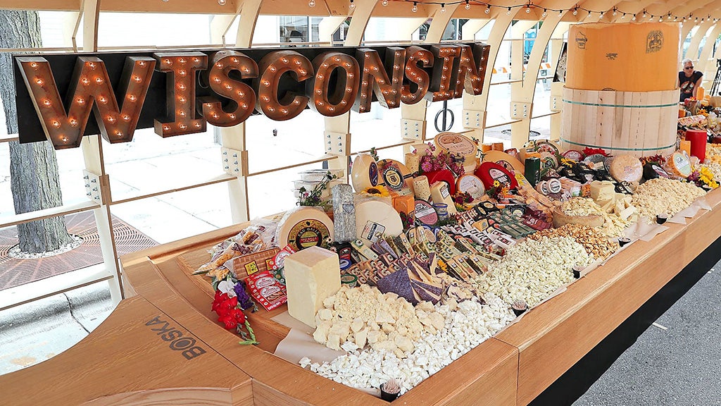4,437-pound Wisconsin cheese board sets world record | Fox News