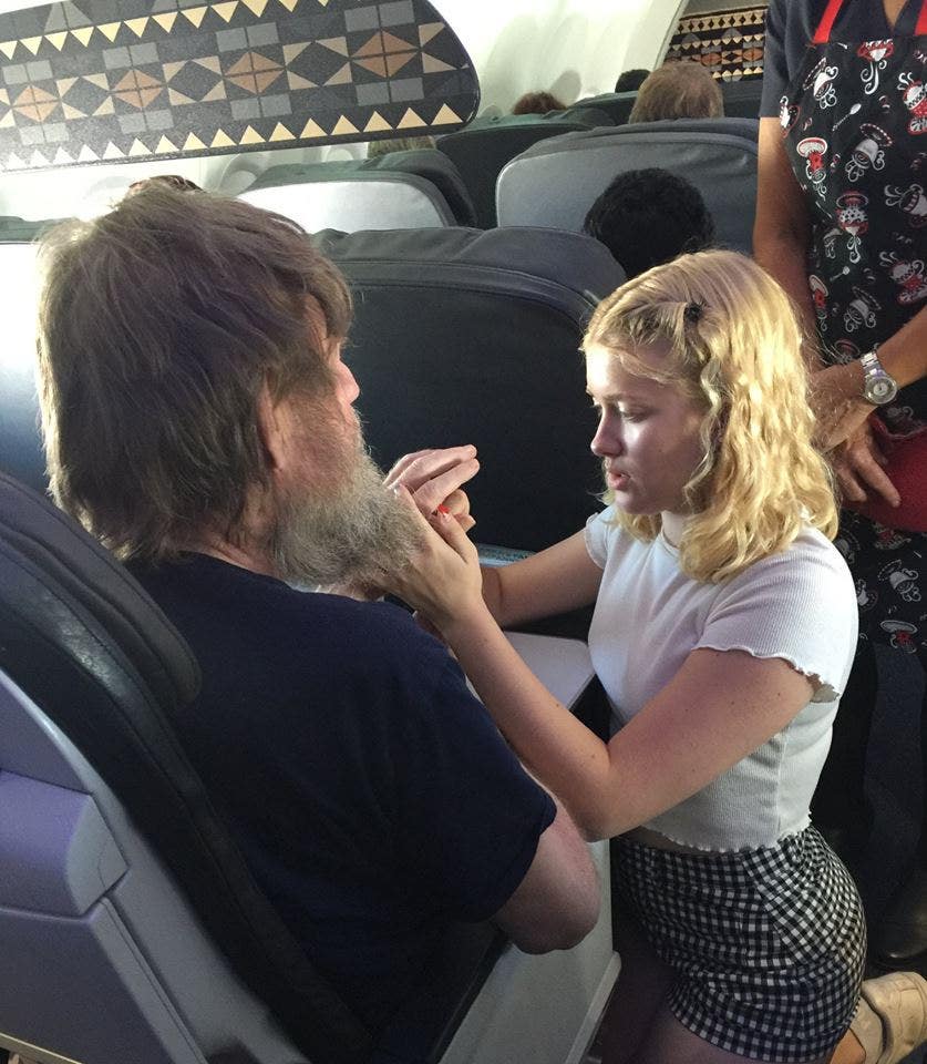Teen on Alaska Airlines flight helps blind and deaf passenger traveling ...