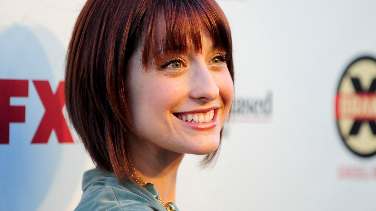 'Smallville' actress Allison Mack arrested for alleged sex cult ...
