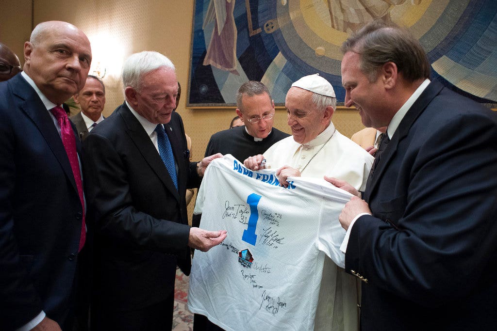 Pope meets NFL Hall of Fame legends, promotes message of peace | Fox News