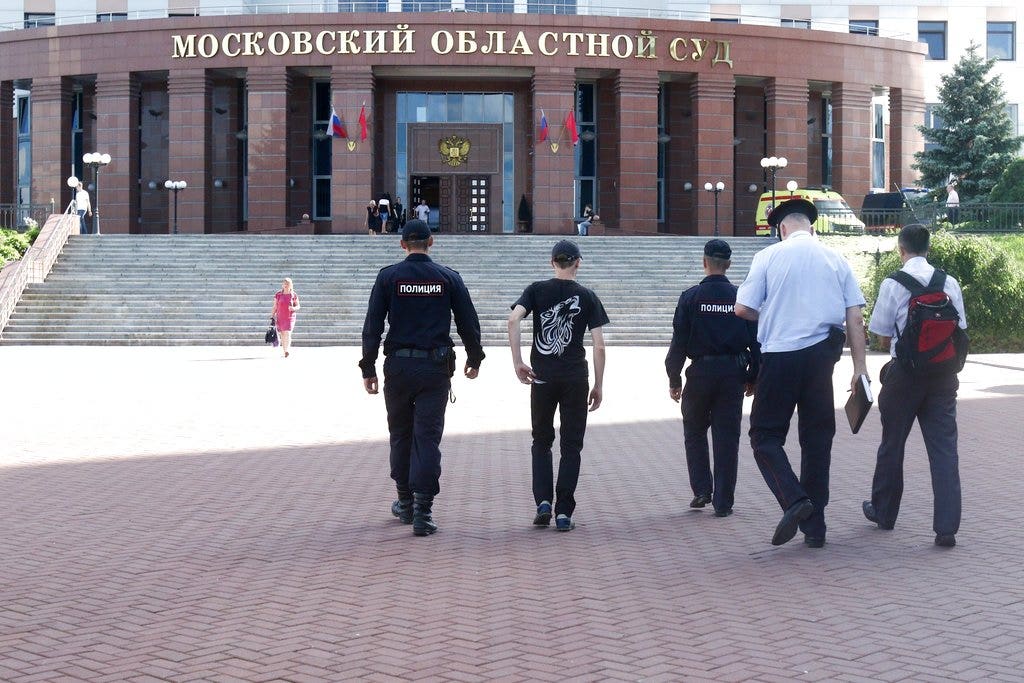 Moscow courthouse shooting leaves 3 gang members dead, officials say ...
