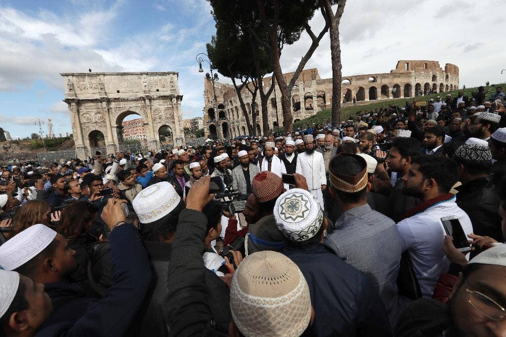 Muslims protest in front of Colosseum over mosque closures | Fox News