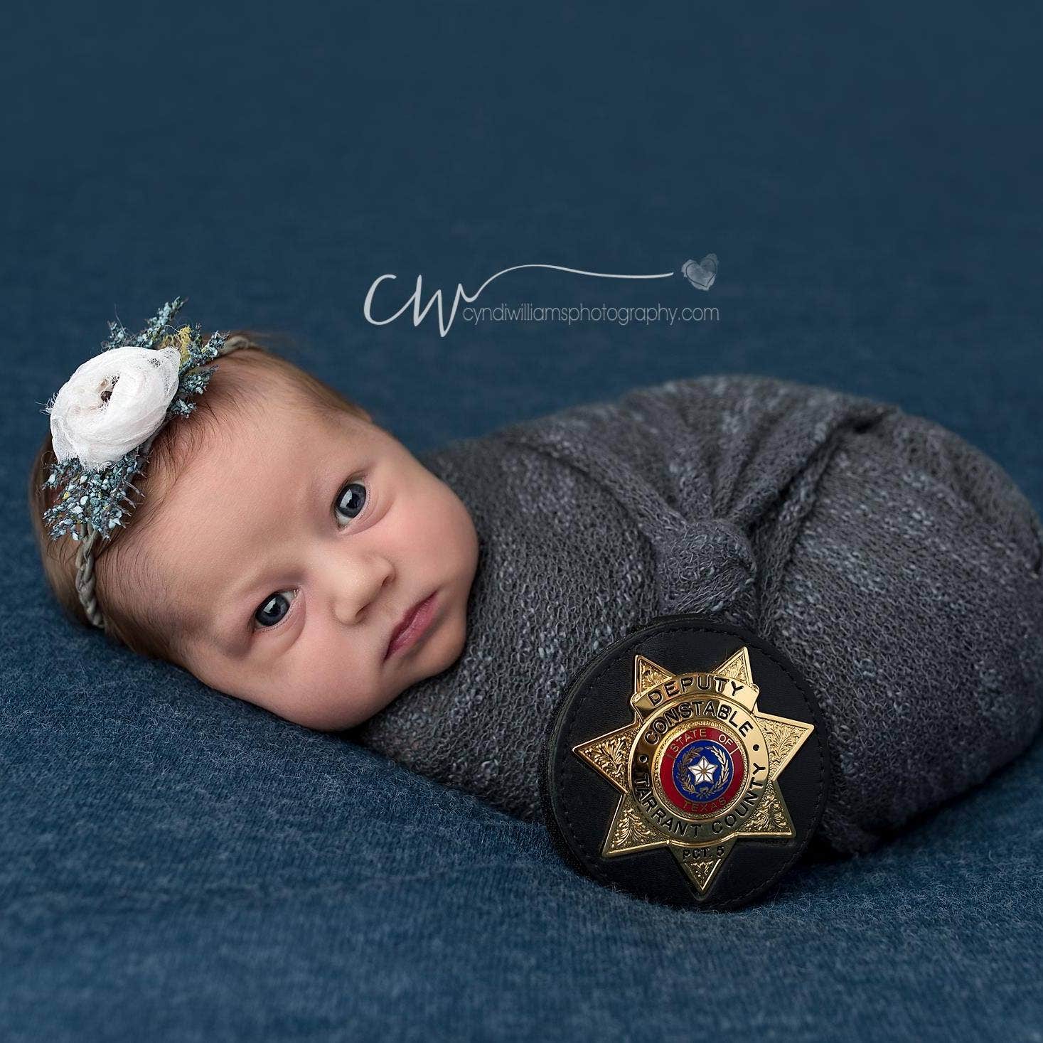 Baby Wears Uniform Of Police Officer Who Delivered Her In Newborn Photos baby-wears-uniform-of-police-officer-who-delivered-her-in-newborn-photos