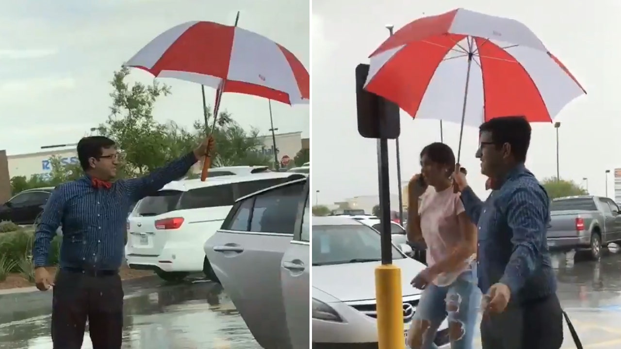 Chick-fil-A employee holds umbrella for customers in pouring rain, goes ...